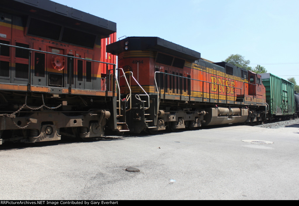 BNSF 4914 - Burlington Northern Santa Fe